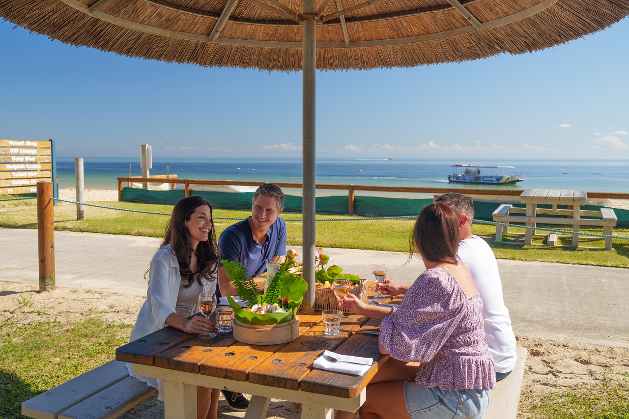 Discover where to eat by the beach on Moreton Island/Mulgumpin.